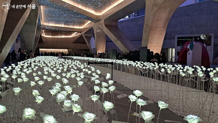 장미정원, 서울라이트, 마켓까지…DDP엔 즐거움 한가득! > 내 손안에 서울 > 서울이야기 > 시민소통 > 정보소통광장