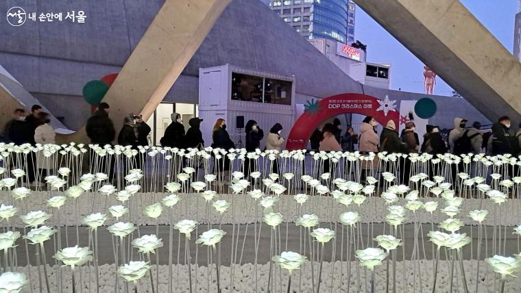 장미정원, 서울라이트, 마켓까지…DDP엔 즐거움 한가득! > 내 손안에 서울 > 서울이야기 > 시민소통 > 정보소통광장