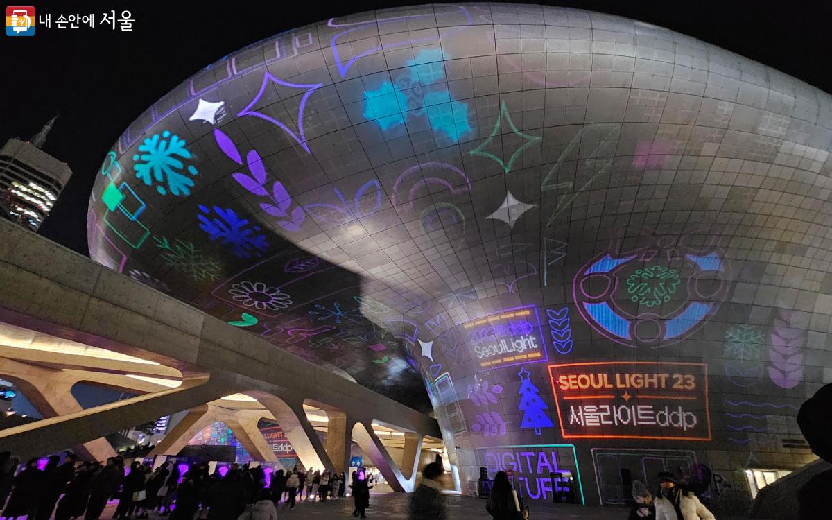 연말 낭만 코스로 DDP 추천! 라이트쇼, 새해 맞이 카운트다운까지 > 내 손안에 서울 > 서울이야기 > 시민소통 > 정보소통광장