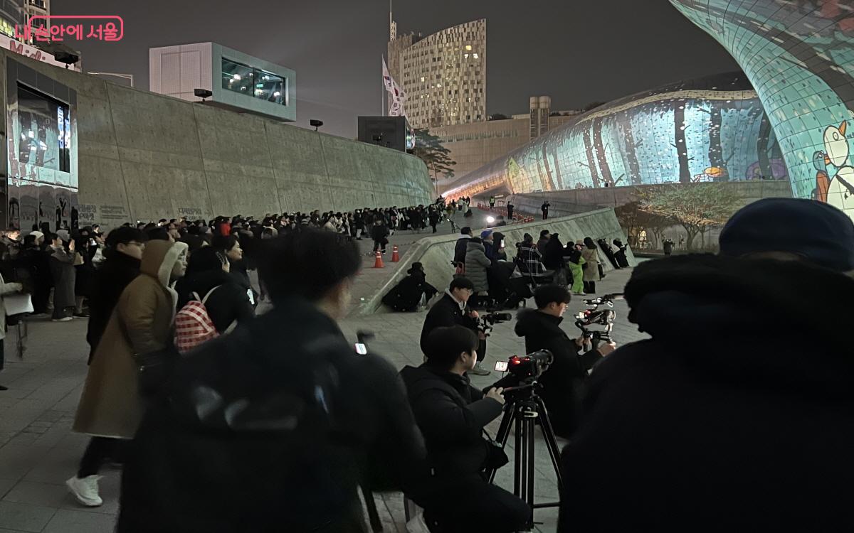 희망과 응원의 빛이 쏟아진다! 연말 빛축제는 DDP에서! (ft. 디자인마켓) > 내 손안에 서울 > 서울이야기 > 시민소통 > 정보소통광장