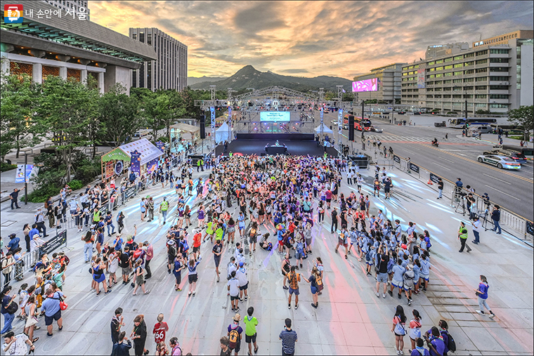 세계인이 즐겨찾는 '광화문광장', 매력이 뭐길래! > 내 손안에 서울 > 서울이야기 > 시민소통 > 정보소통광장